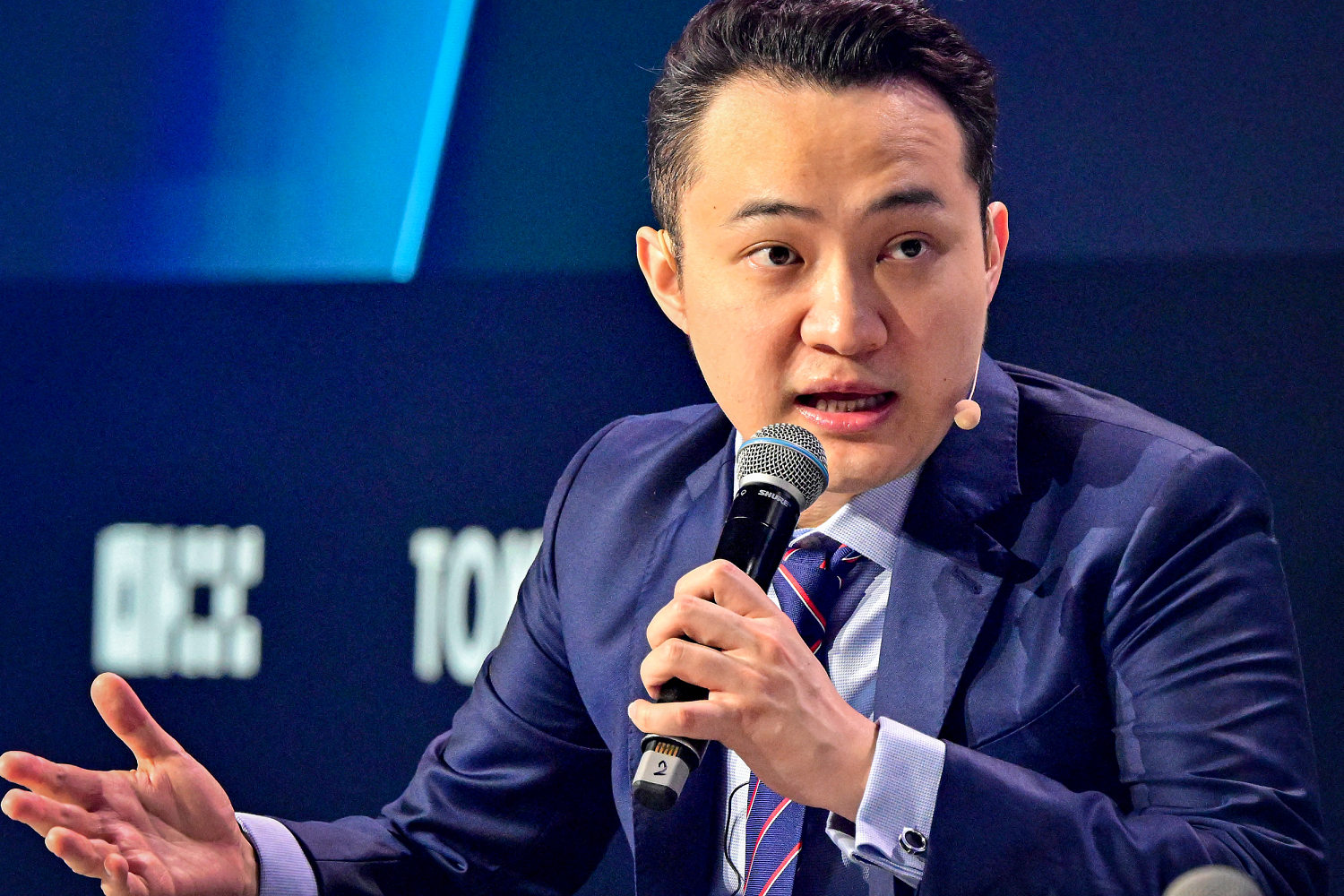 Pro-Trump crypto bro Justin Sun embodied MAGA palm-greasing at Trump’s ...