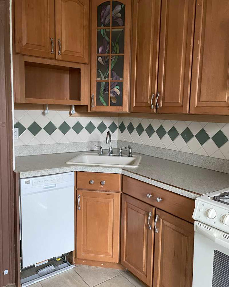 A $321 Makeover Gives This "Crusty" 2000s Kitchen a Cozy, Cottage-y Look