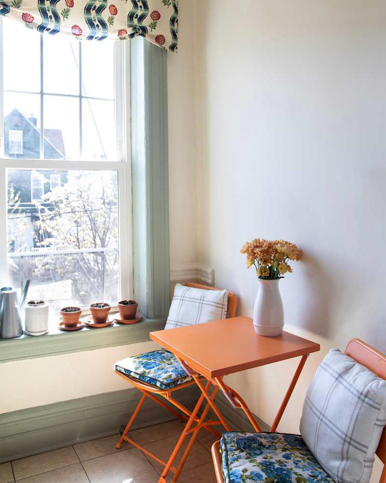 A $321 Makeover Gives This "Crusty" 2000s Kitchen a Cozy, Cottage-y Look