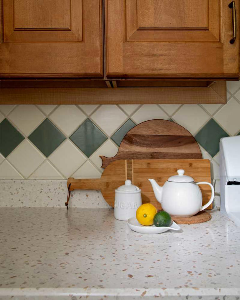 A $321 Makeover Gives This "Crusty" 2000s Kitchen a Cozy, Cottage-y Look