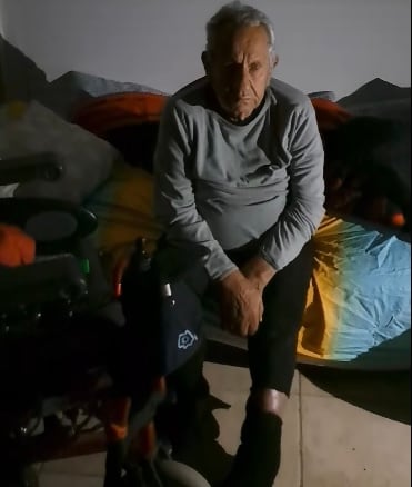 Ξενύχτησε στην πυλωτη ο 83χρονος που πέταξαν έξω από το σπίτι του ενω η ...