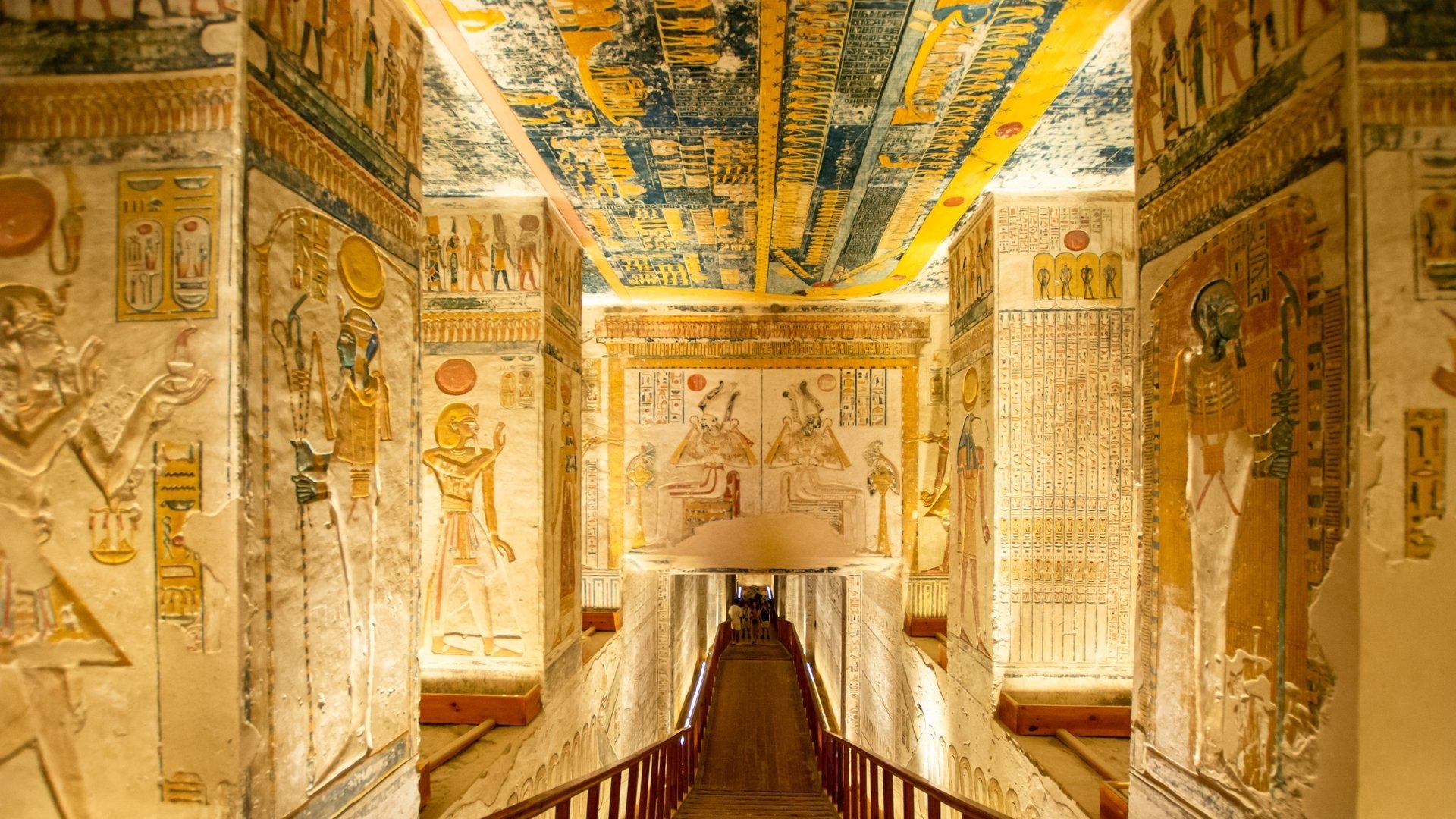 En Égypte, des archéologues découvrent trois tombes dans une nécropole ...