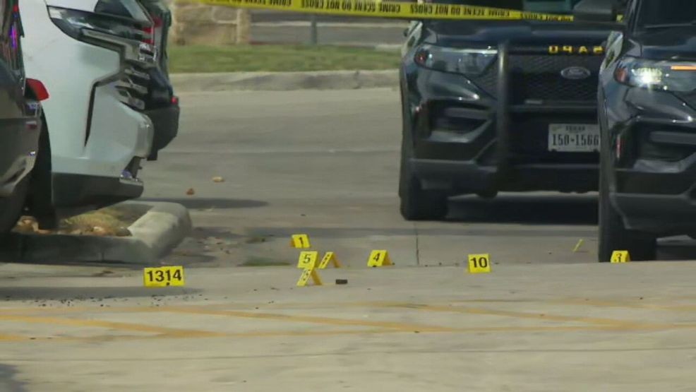 Man fatally shot after eating with family at restaurant, suspects at large