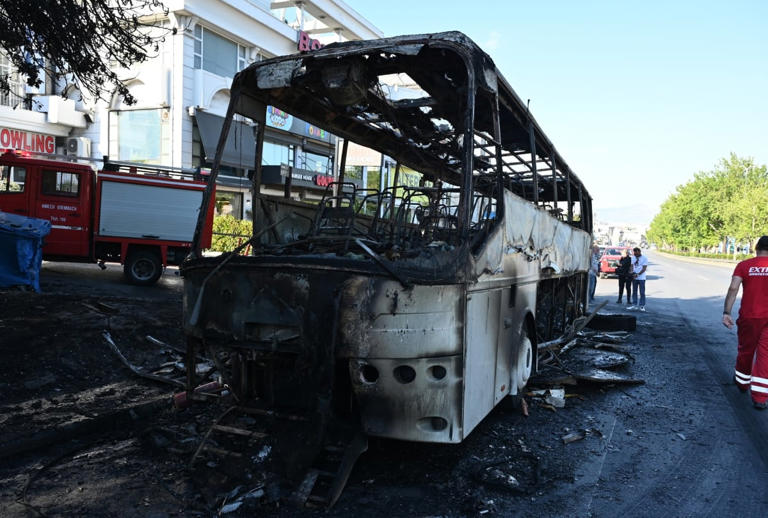 Κάηκε ολοσχερώς το τουριστικό λεωφορείο στο Χαϊδάρι: Αποκαταστάθηκε η ...