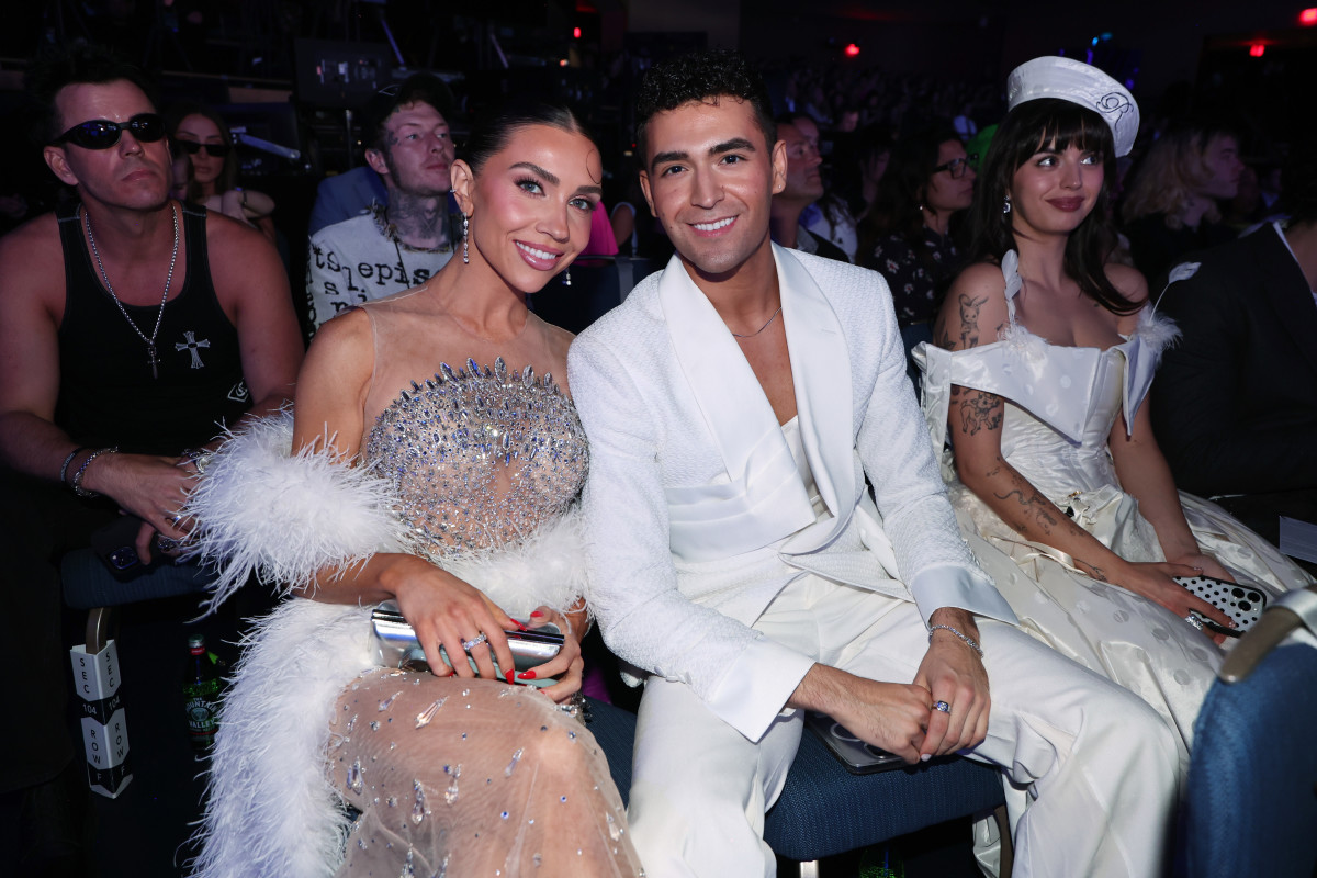 This Cheeky AMAs Moment Has Fans Convinced a Certain Reality Star Is ...