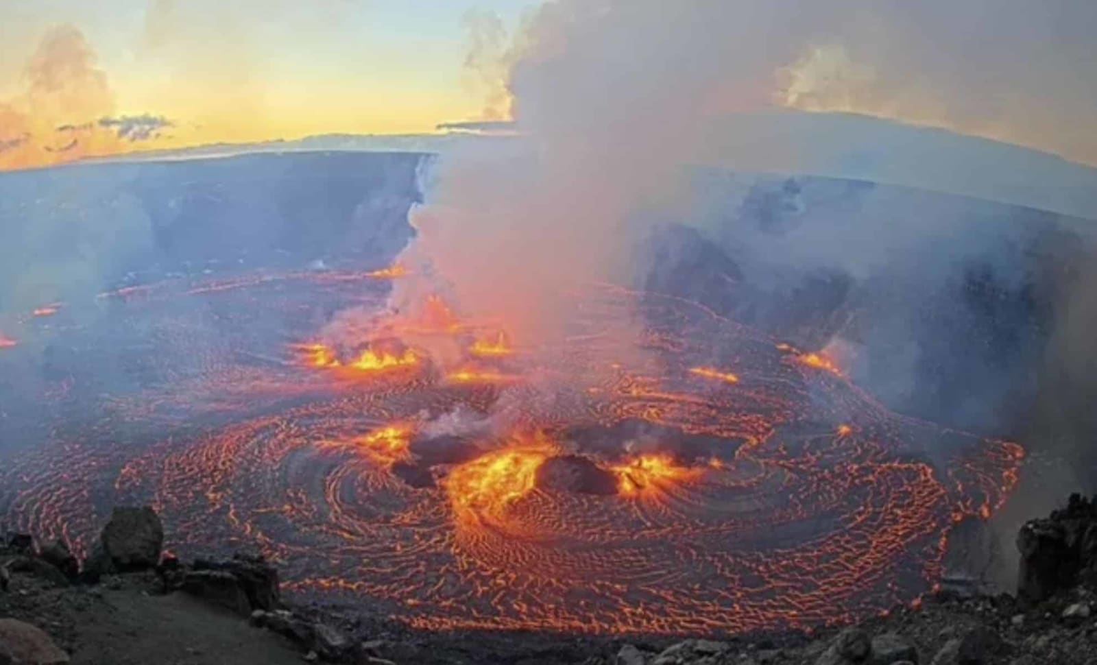 1,000-Foot Lava Jets Light Up the Night as Hawaii’s Fury Erupts