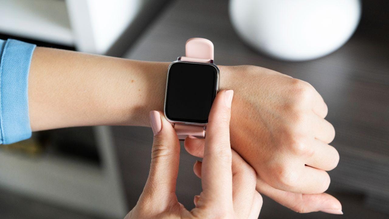 Mais de 26 mil pessoas já escolheram este smartwatch de 33€ que atende ...
