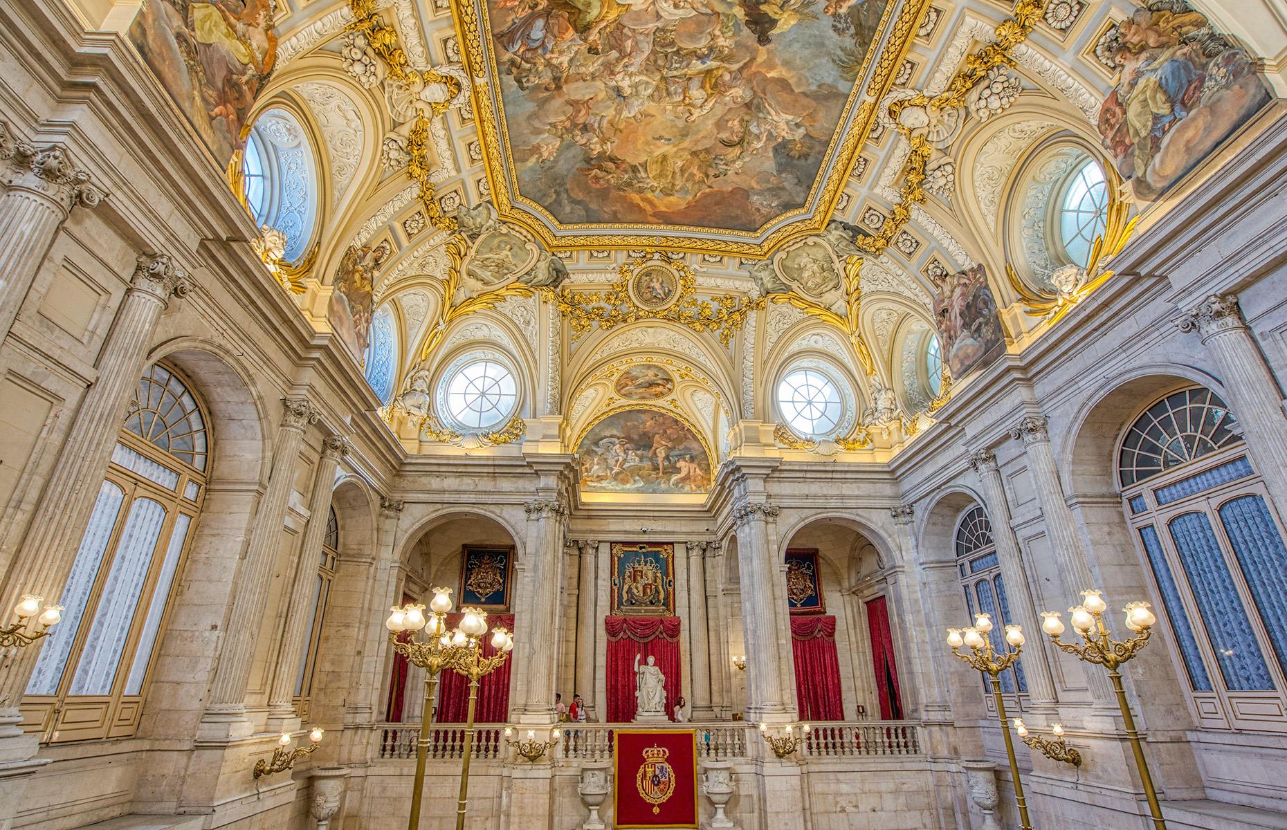Explore the world's most enormous and opulent houses
