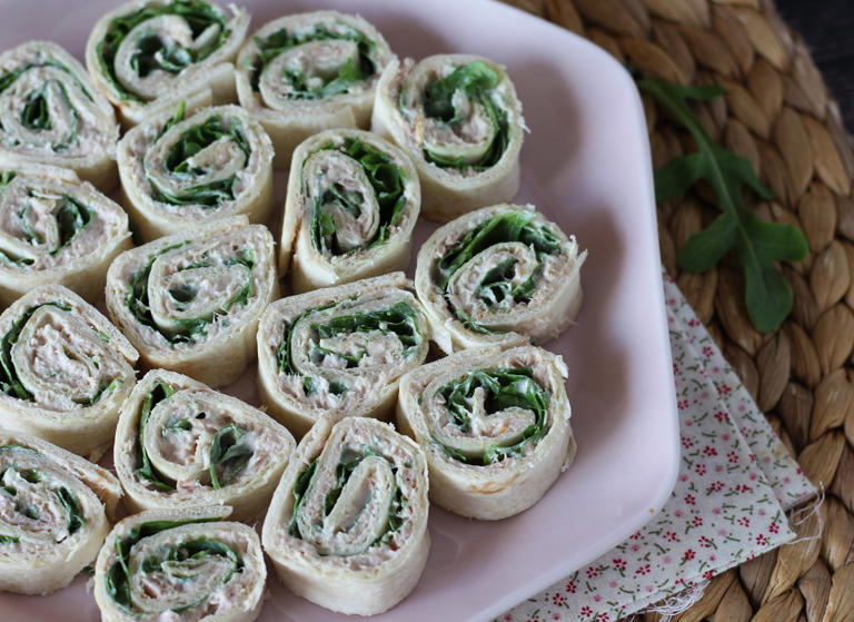 Rolinhos de tortilha, atum e queijo