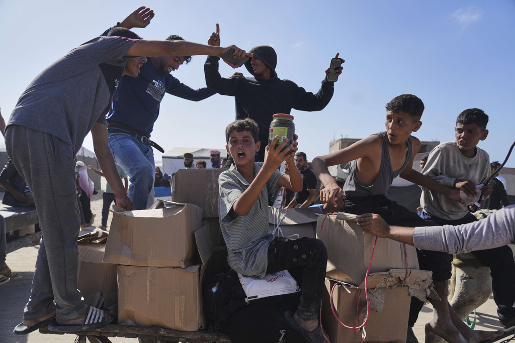 Israeli troops fire warning shots as Palestinians overwhelm new Gaza ...