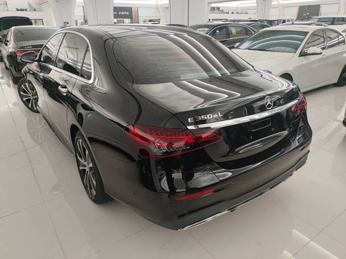 奔驰 奔驰E级新能源 2022款 E 350 e L 插电式混合动力运动轿车实拍图