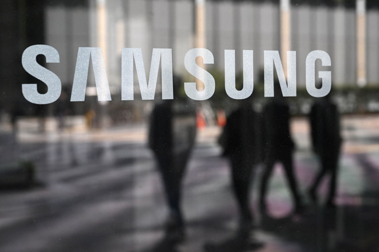 Samsung Flags Operating Profit Plunge Amid U.S. Trade Curbs, AI Chip Delays