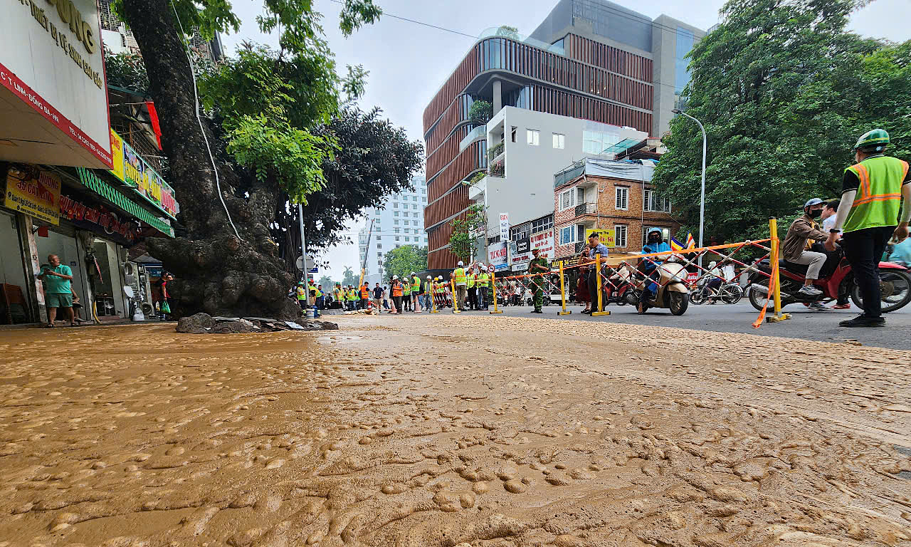 Mud gushes out from under-construction Hanoi metro tunnel, blocks street