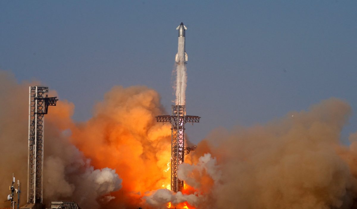 SpaceX Starship spins out of control and breaks apart in latest test flight