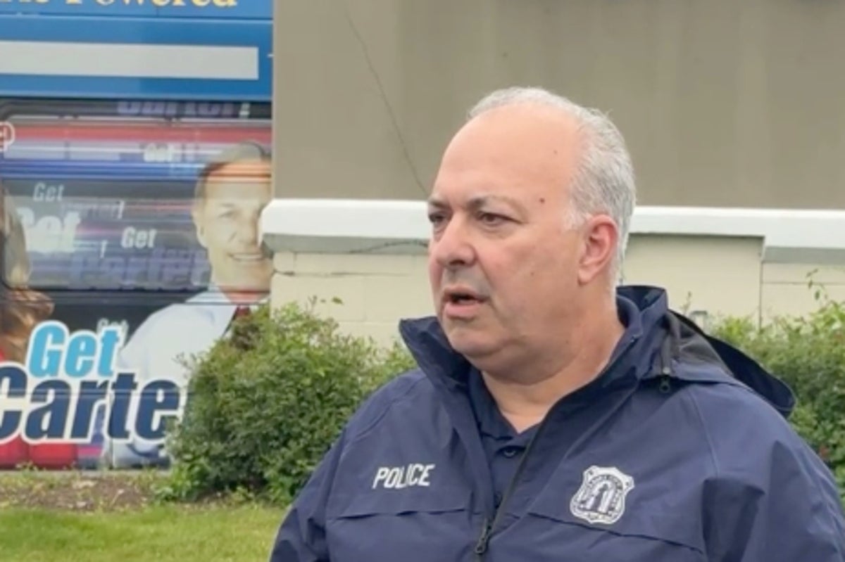 Five shot at Connecticut mall as police hunt for shooter