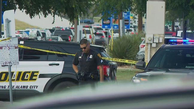 Man fatally shot after eating with family at restaurant, suspects at large