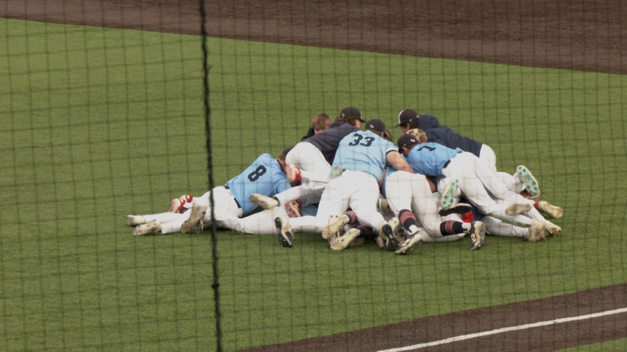 Squeeze bunt lifts Dell Rapids past Dakota Valley in state championship