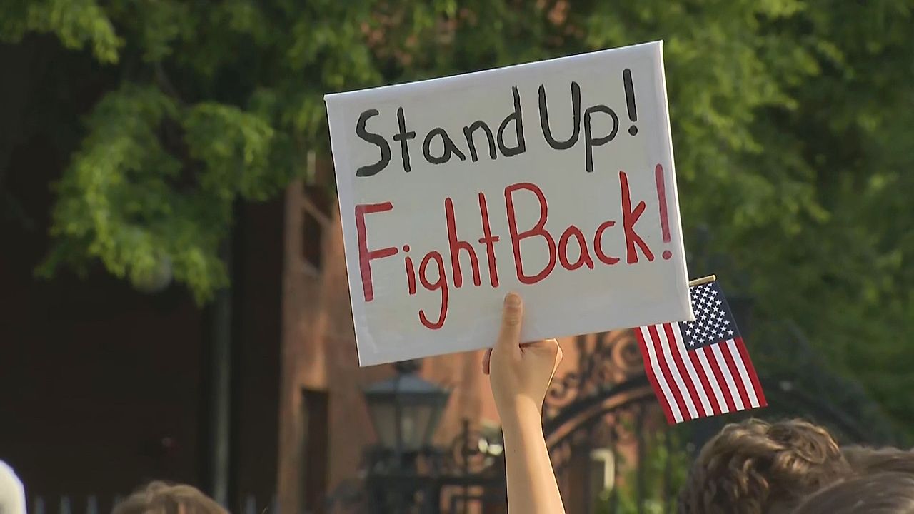 Harvard im Aufruhr: Studenten protestieren gegen Trumps Universitätspolitik
