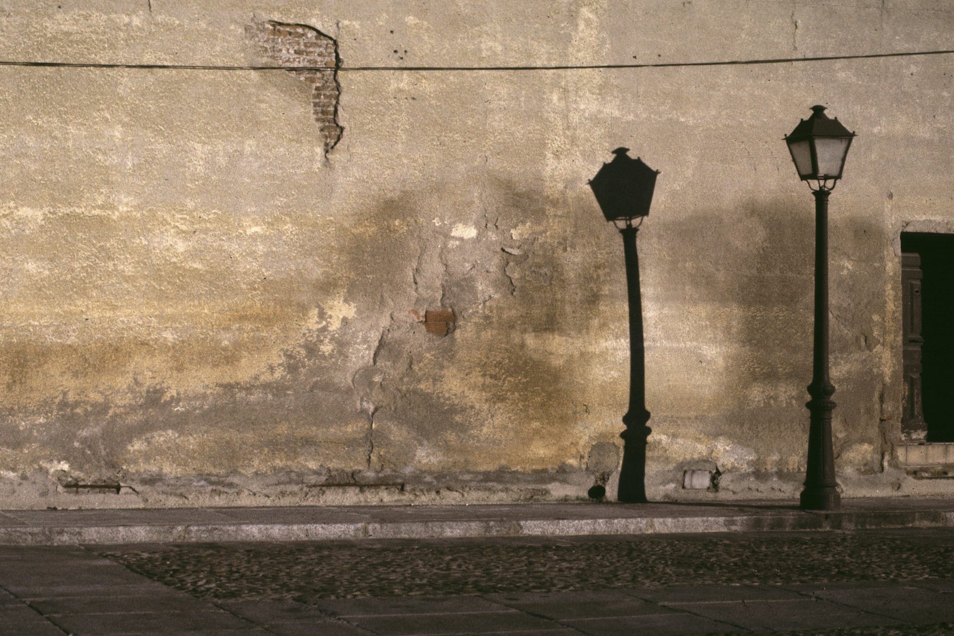 New rules limit COVID shots to high-risk groups in US