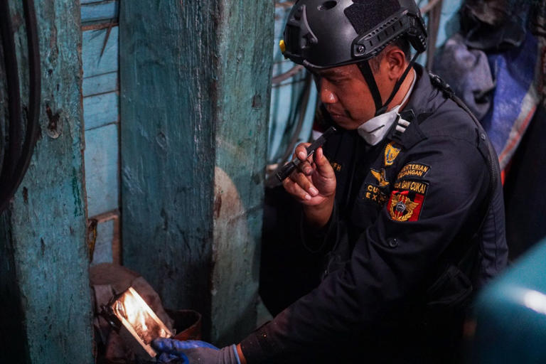 Bea Cukai Atambua Serahkan Tersangka & Barbuk Penyelundupan Pakaian Bekas ke Kejati NTT