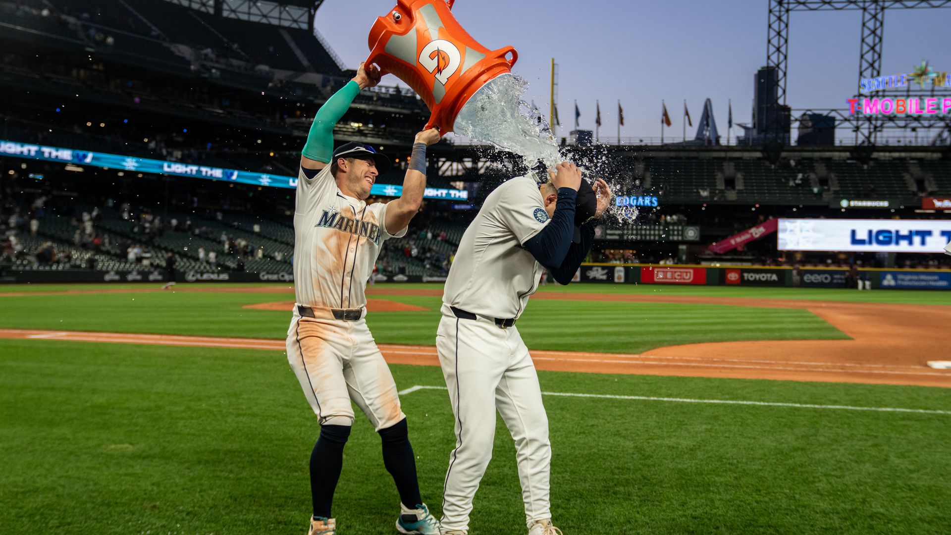 Logan Evans catches Nationals left handed, Mariners win 9-1
