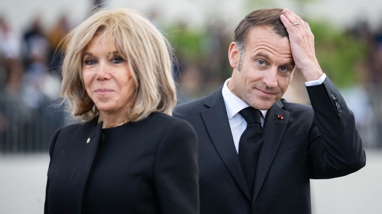 Après sa gifle à Emmanuel Macron, Brigitte Macron réapparaît le visage fermé dans une ...