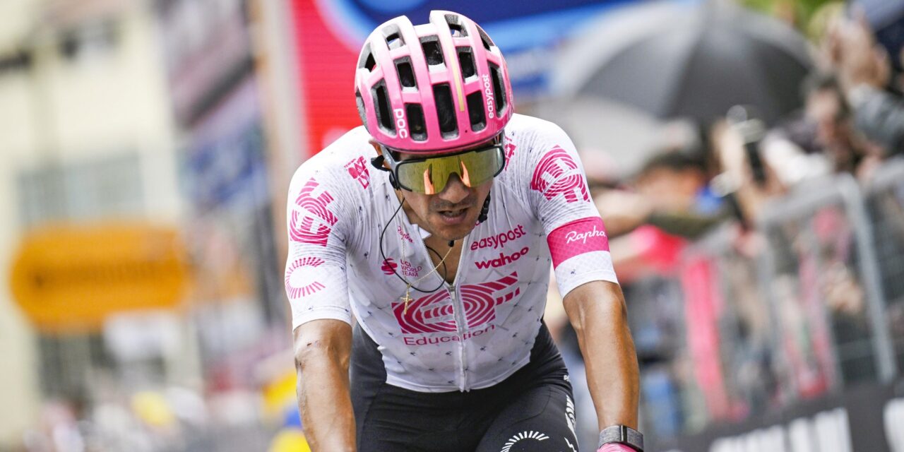 Giro 2025: Dat gaat maar net goed! Richard Carapaz en ploegmaats vliegen bijna uit de bocht