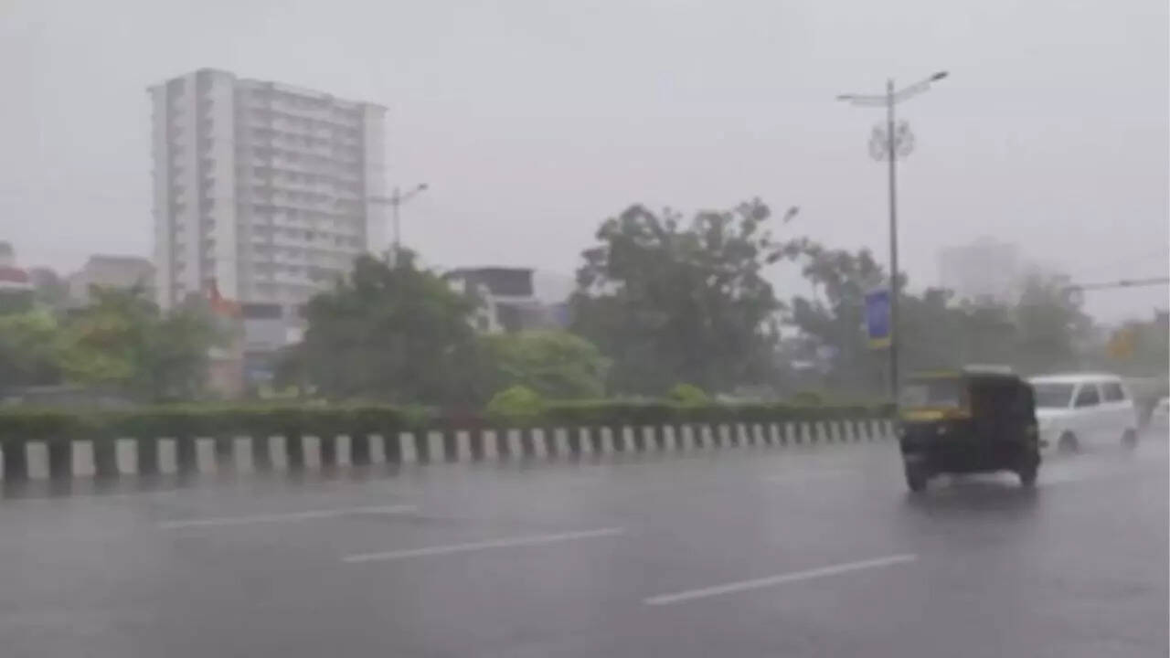 Heavy rain in Mumbai: SpiceJet issues travel advisory as city reels ...