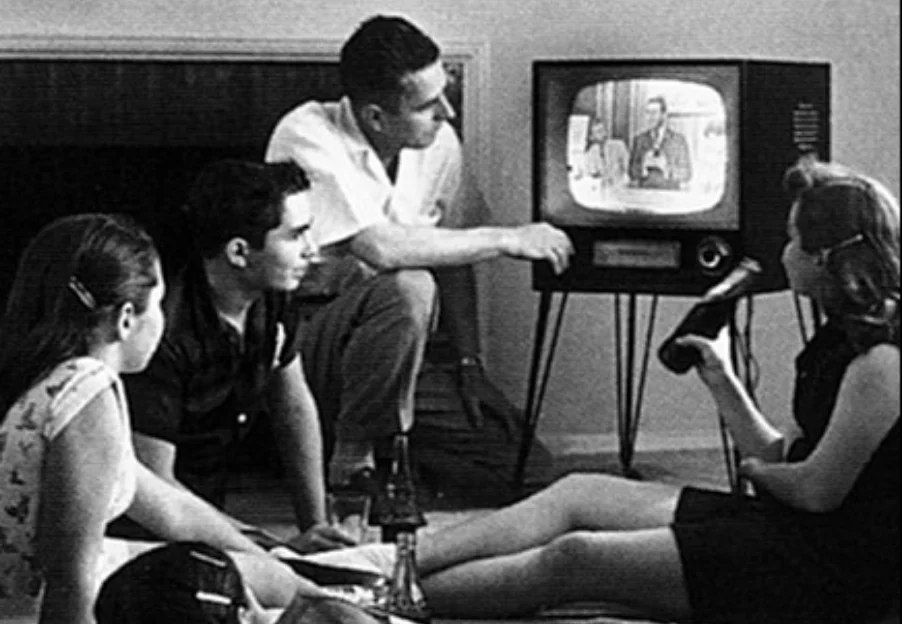 13 Ordinary ’60s Habits—Like Heating Up TV Dinners While Adjusting the ...