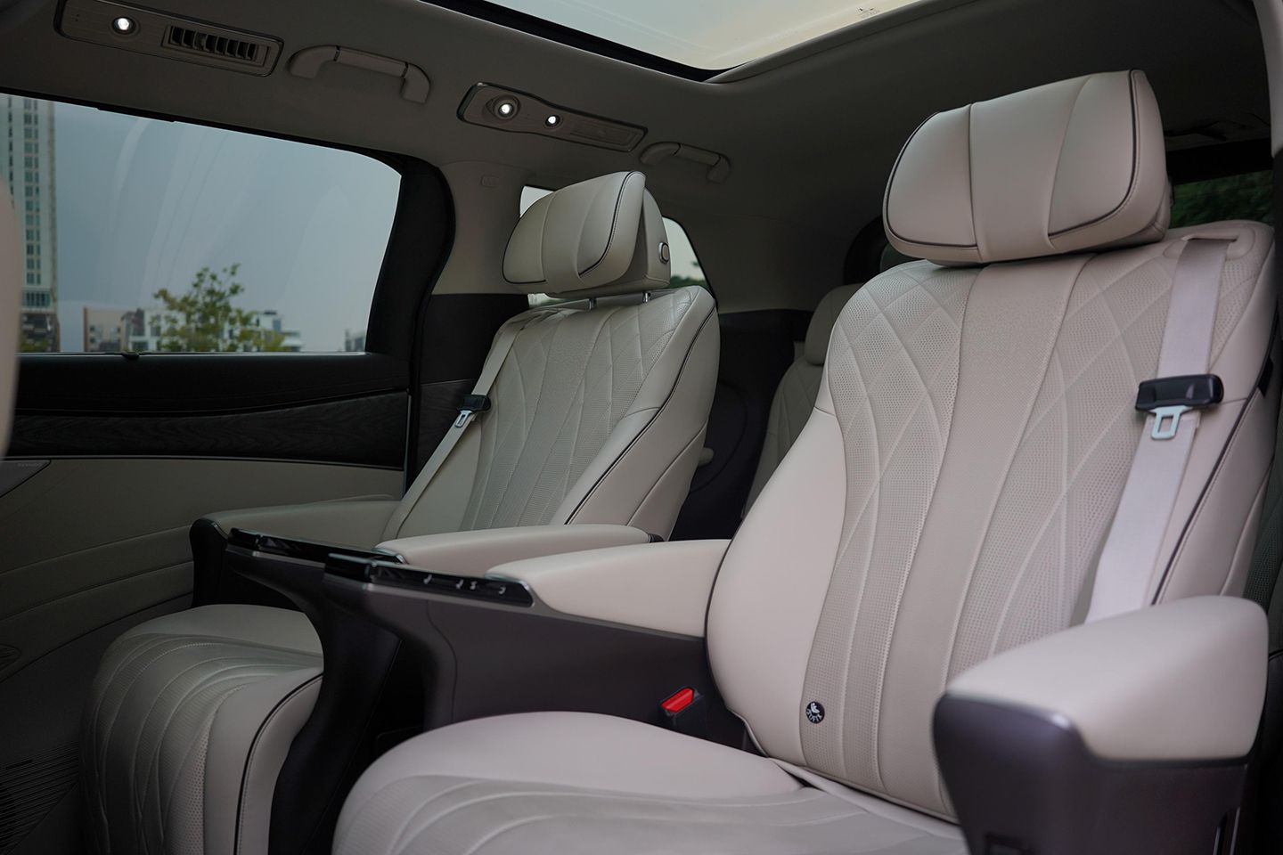 Penjualan Toyota Alphard vs Denza D9 Mei 2025, Menang Siapa Ya?