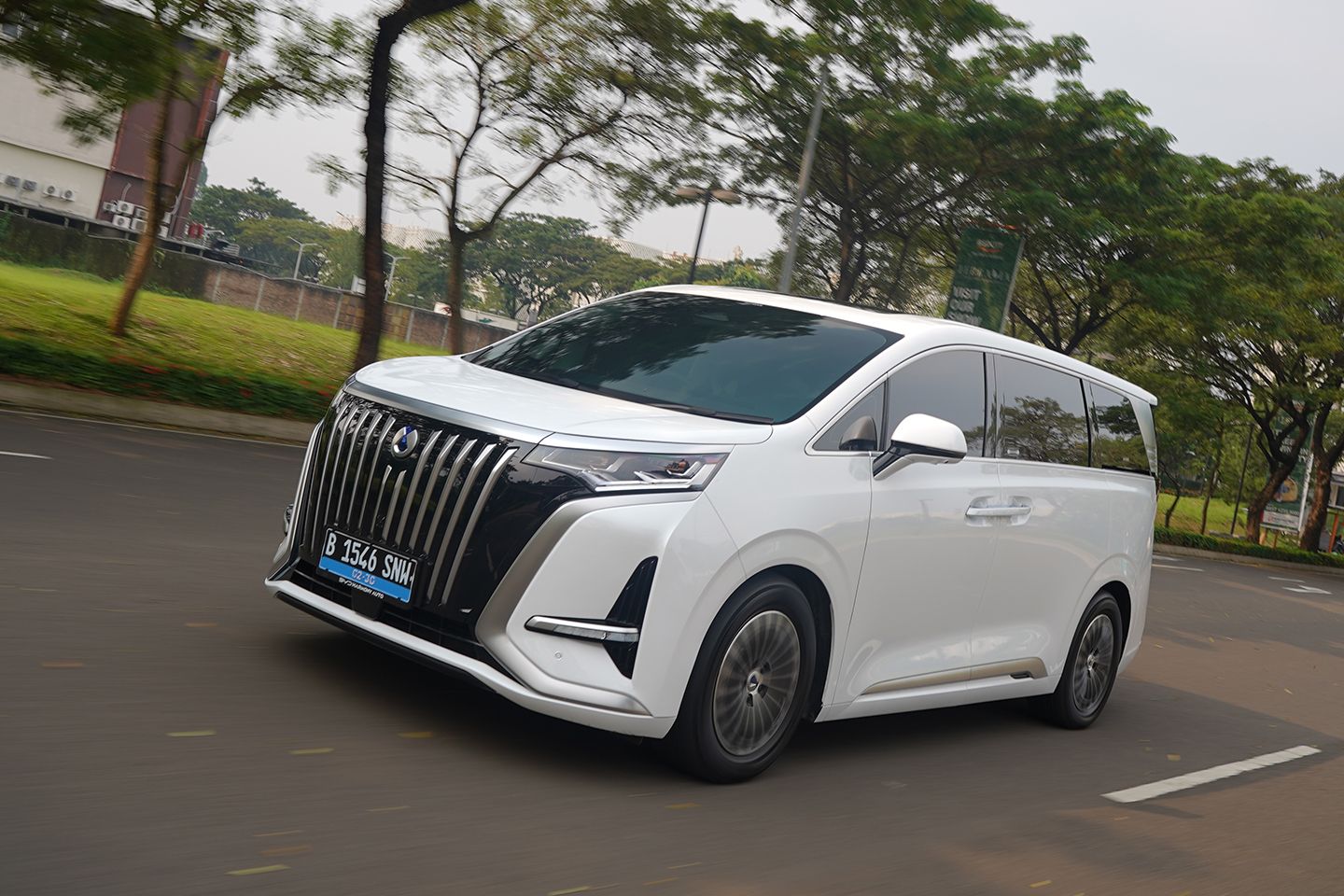 Penjualan Toyota Alphard vs Denza D9 Mei 2025, Menang Siapa Ya?