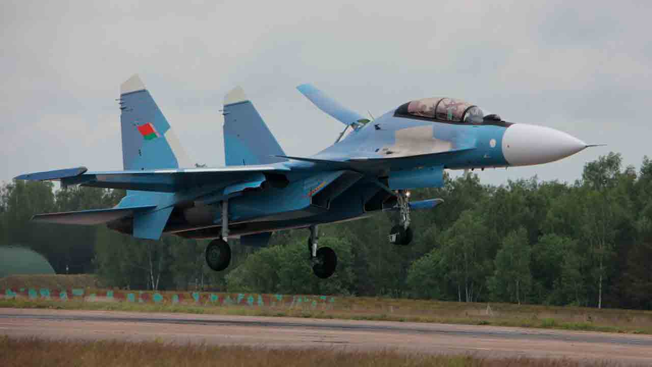 Belarus menerima batch baru jet tempur multiguna Su-30SM2 dari Rusia