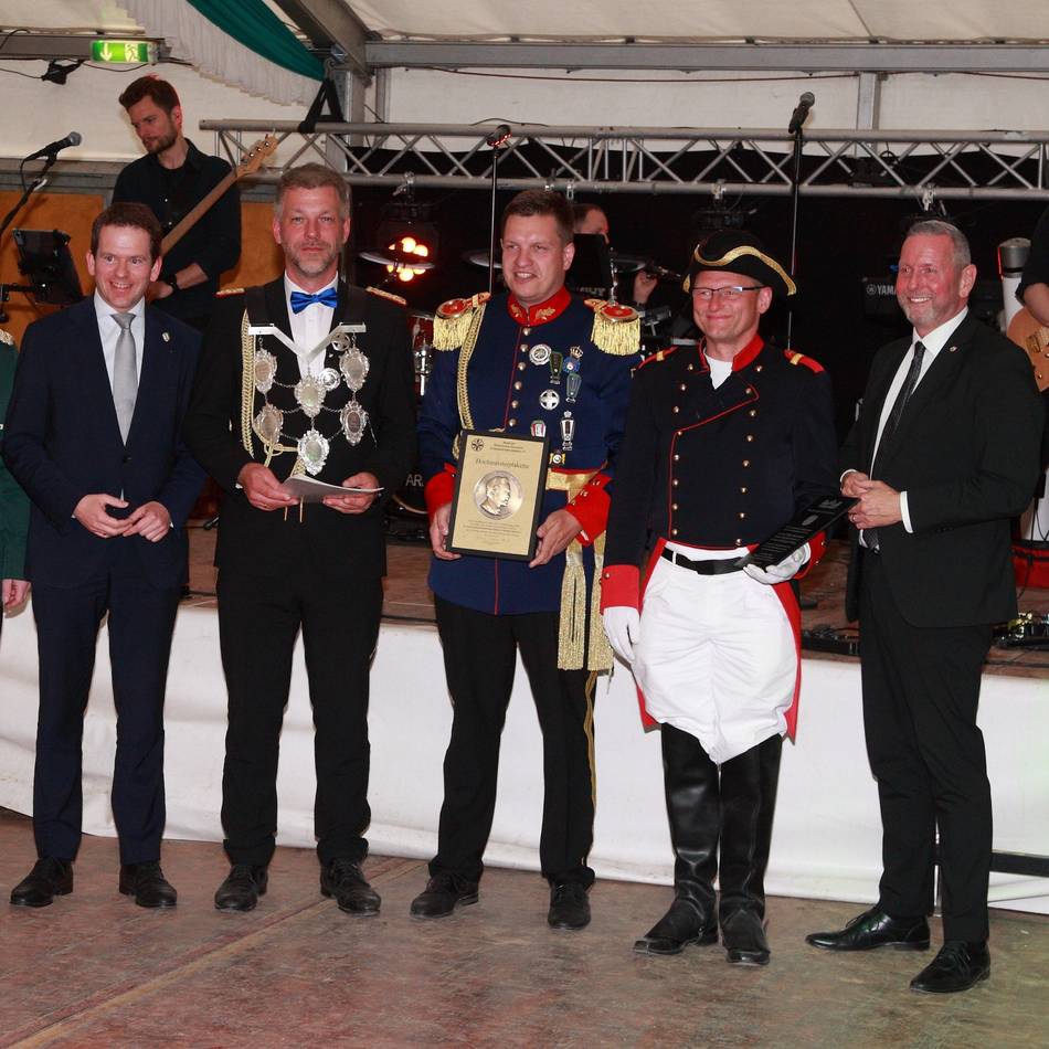 Nicht nur die Schützen auch der Verein wurde diesmal geehrt