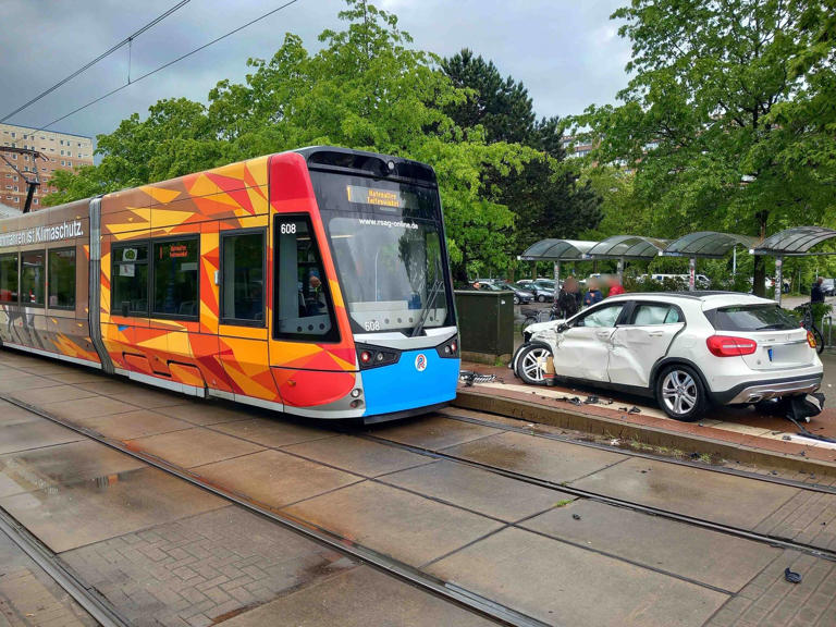Unfall in Rostock: Auto und Straßenbahn kollidieren in Lütten Klein