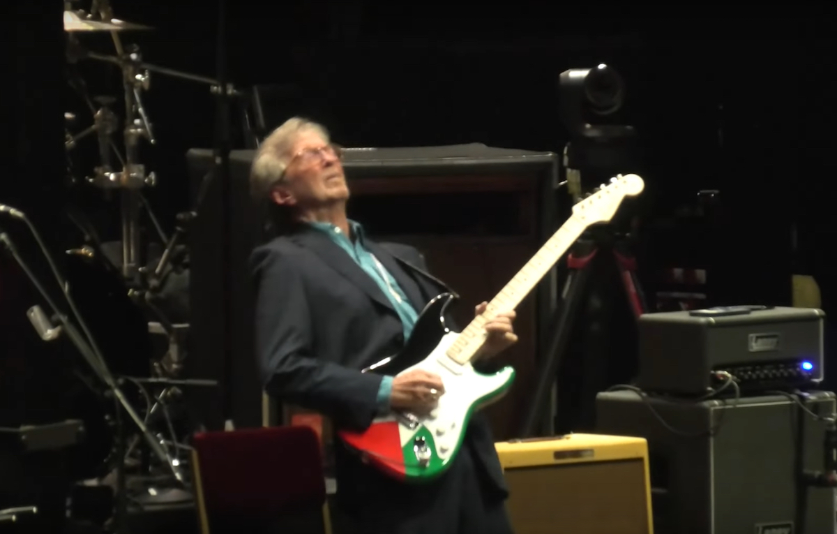Ieri sera, a Milano, Eric Clapton ha suonato una chitarra con la bandiera della Palestina