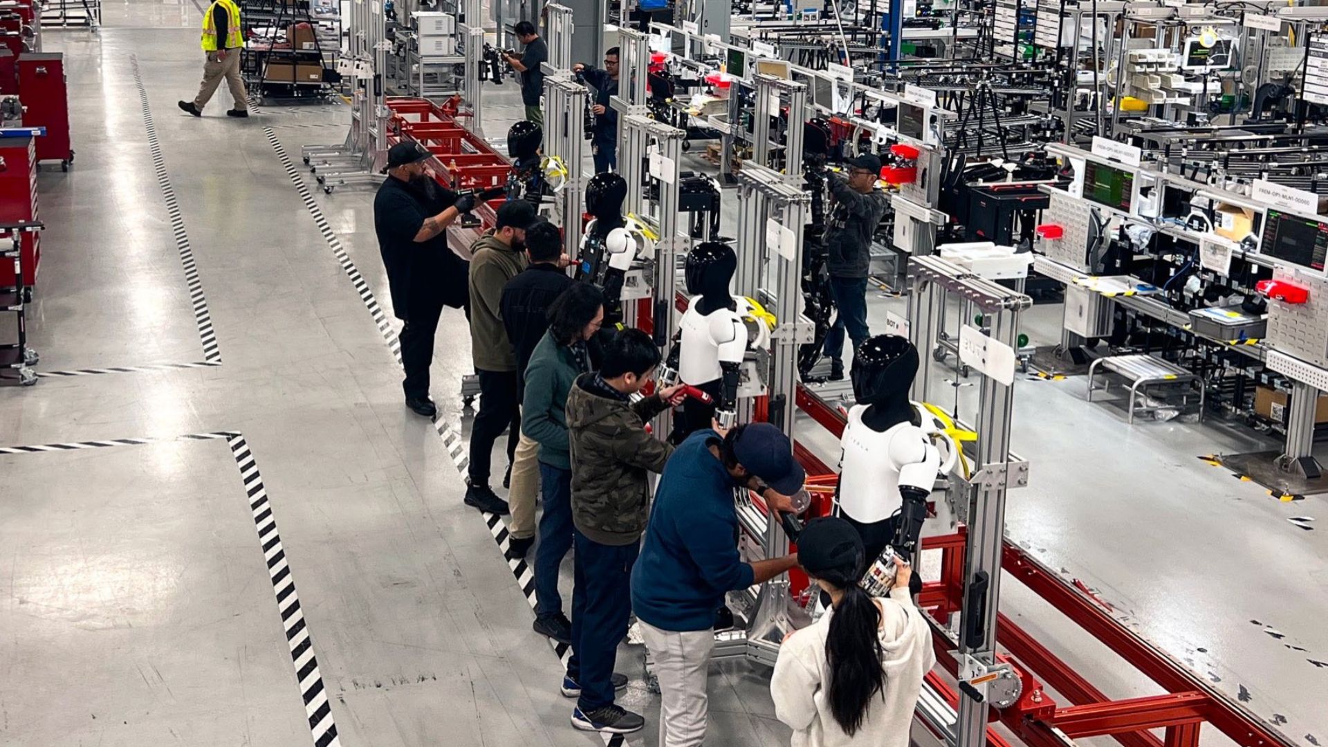 Humanoid vs robot: Tesla’s Optimus stirs debate on droid utility in ...