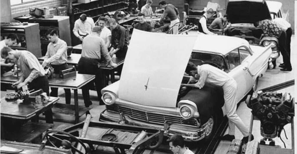 20 Vintage Photos Of Mechanics in the 1890s-1960s