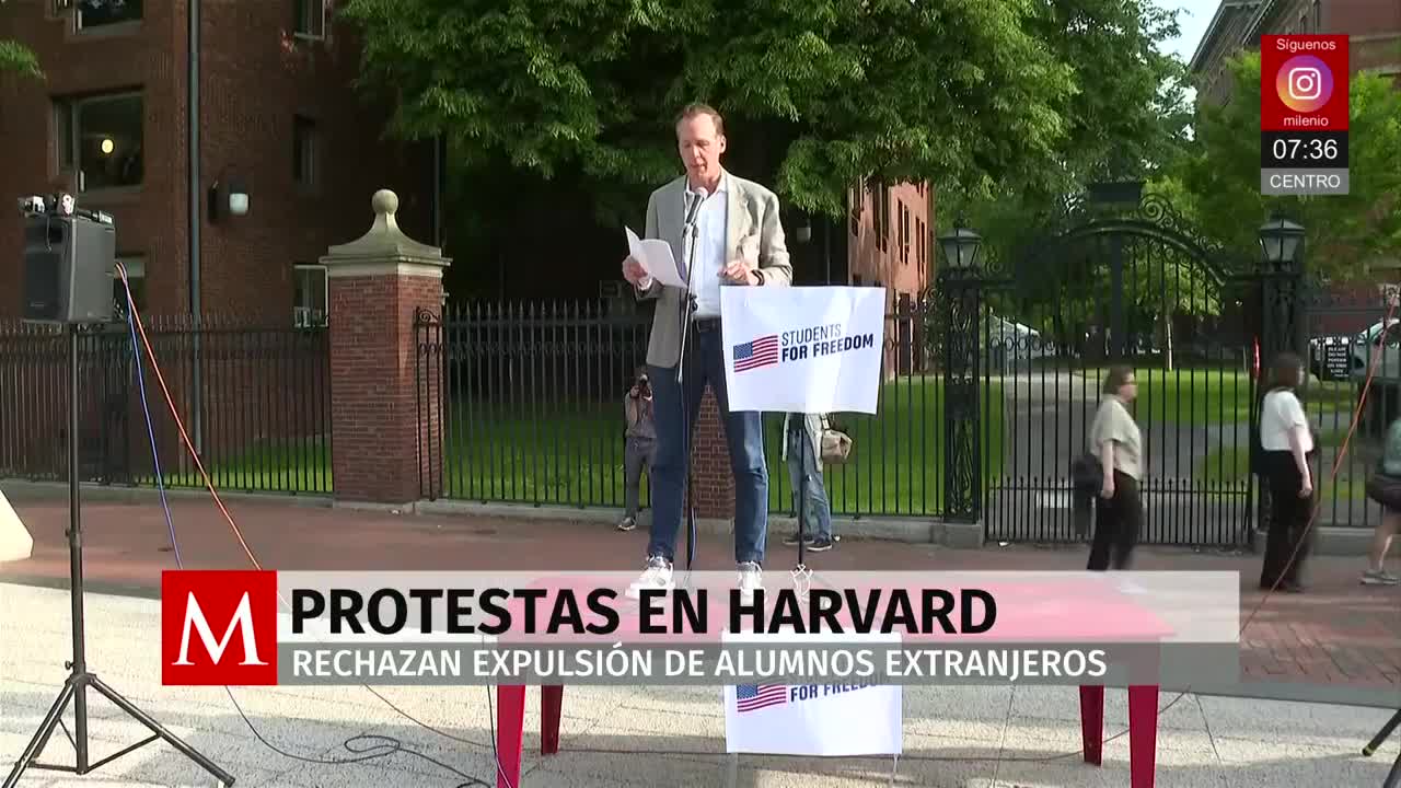 Estudiantes y profesores de Harvard protestan contra la expulsión de ...