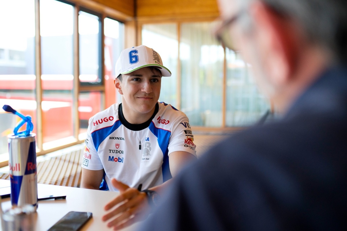 Detrás de escena con Isack Hadjar, el novato que no solo quiere ganar