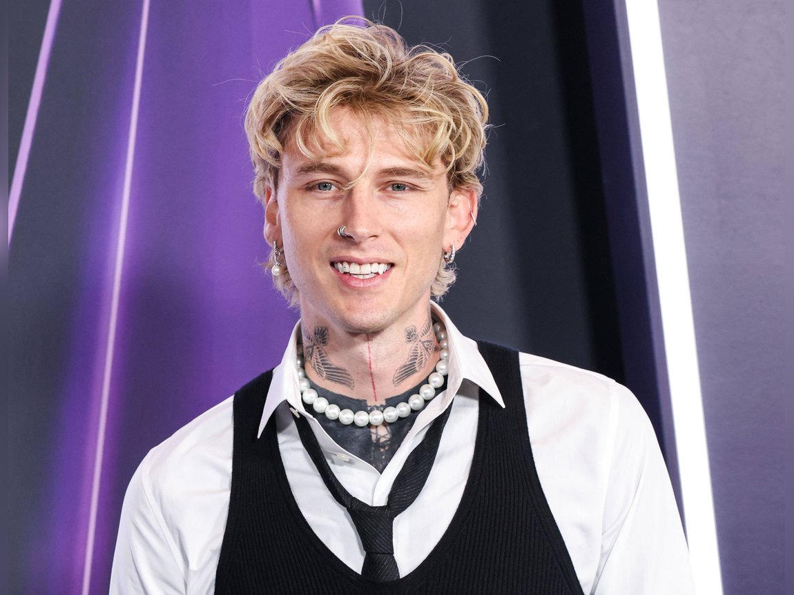 Machine Gun Kelly sorgt sich auf rotem Teppich um kleine Baby-Tochter