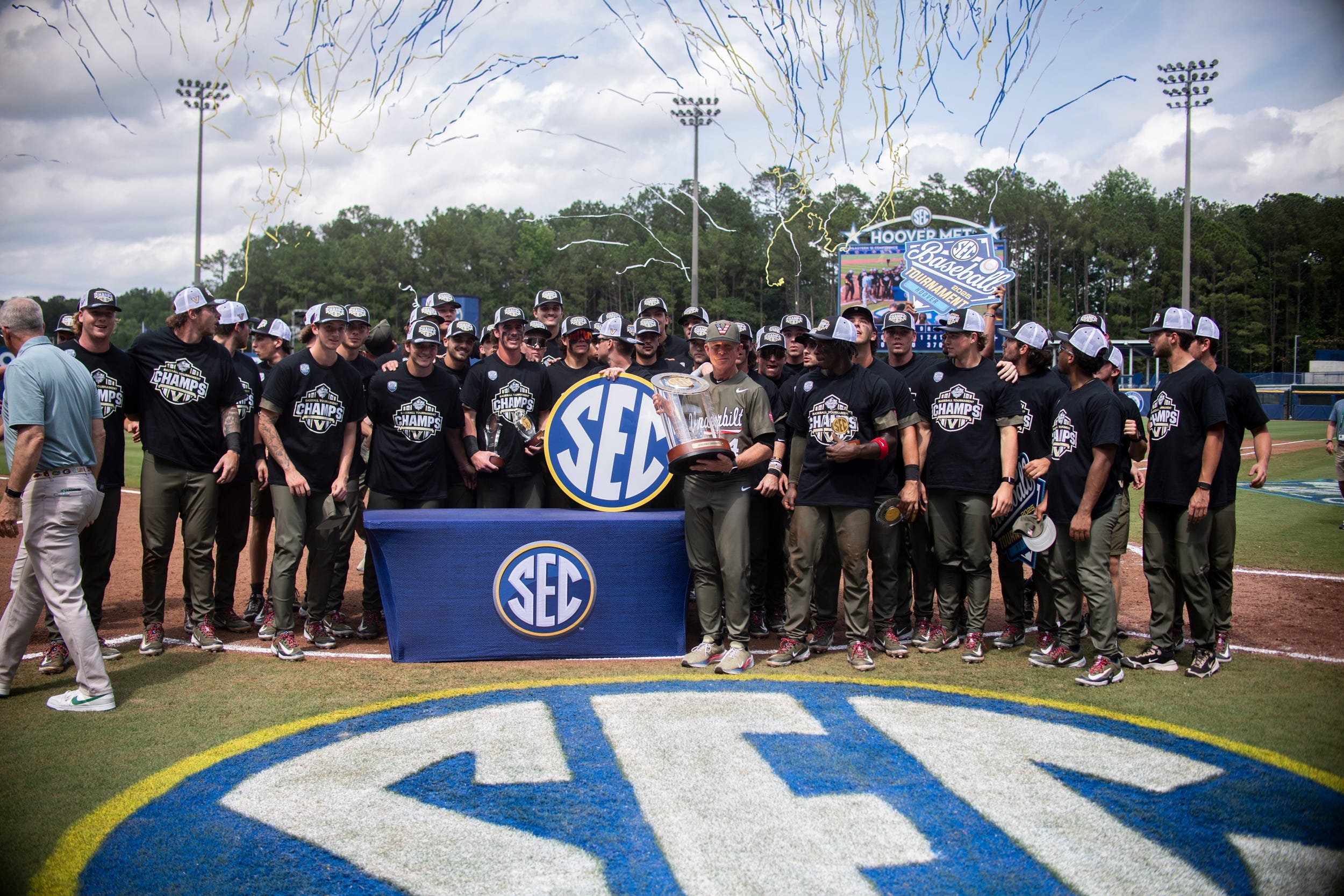 Vanderbilt baseball coach Tim Corbin lands 2027 blue-chip twins Derek ...