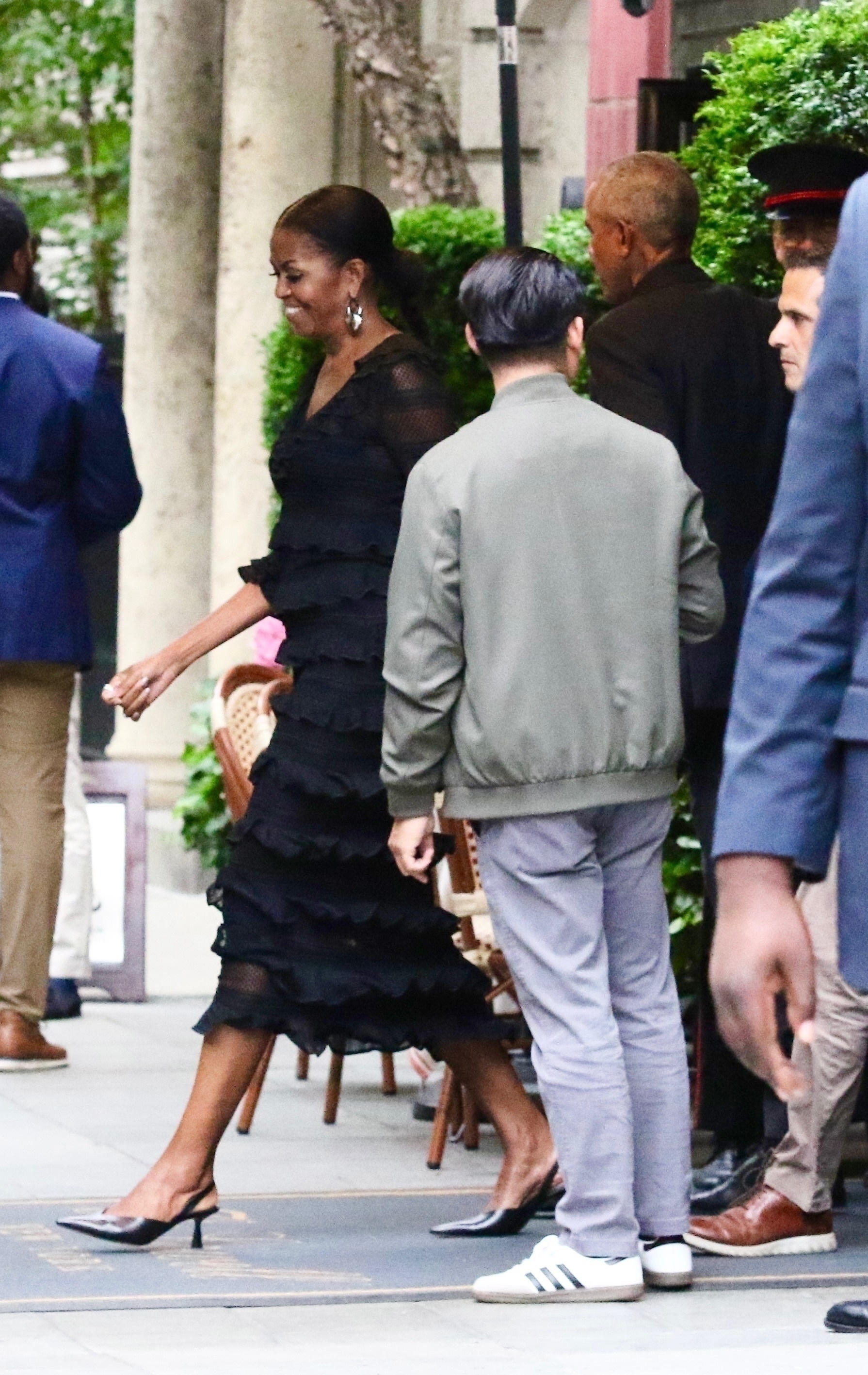 Michelle and Barack Obama spotted on romantic NYC dinner date after ...