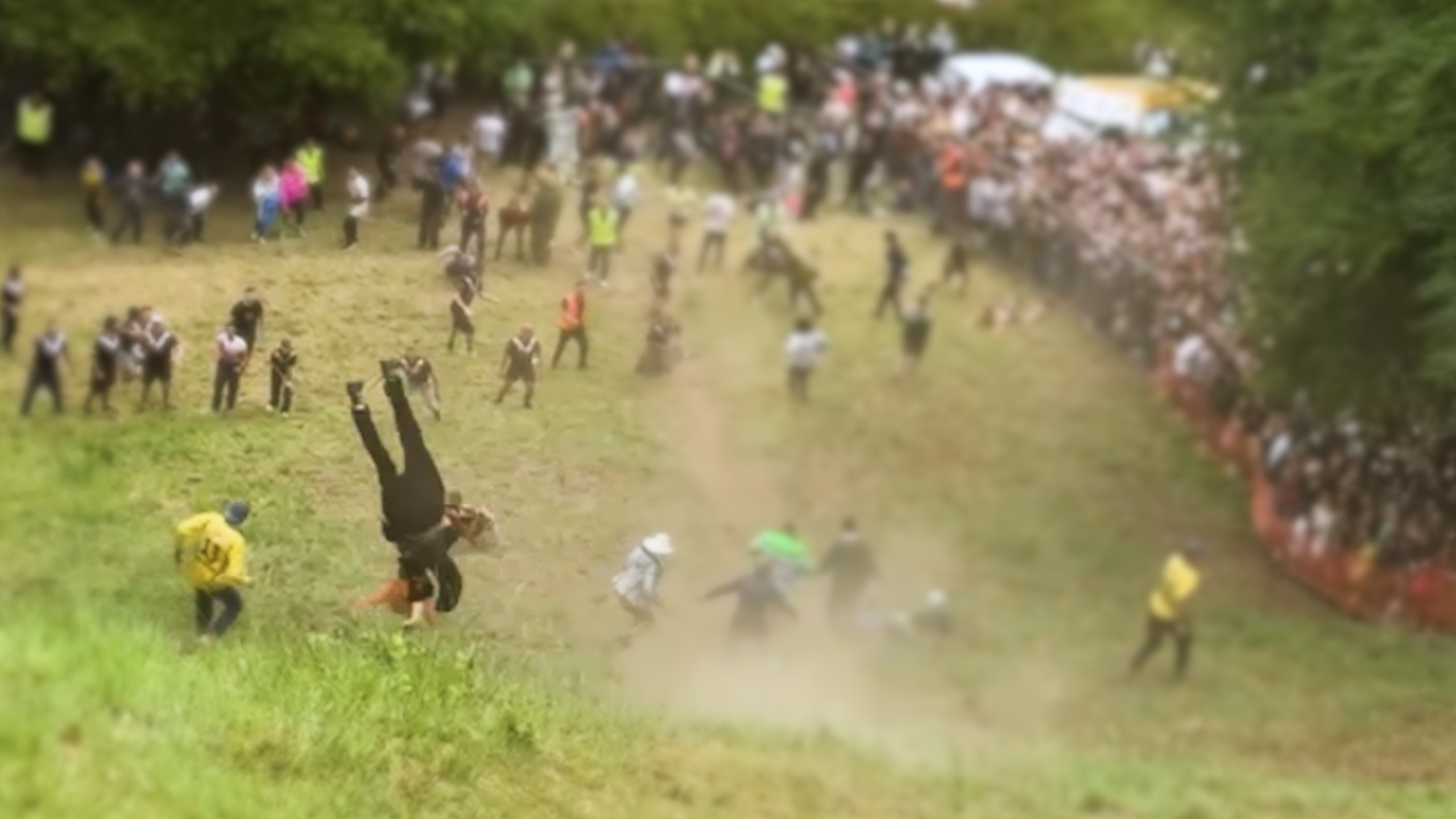 Man goes flying down hill chasing cheese in annual Cheese Rolling ...