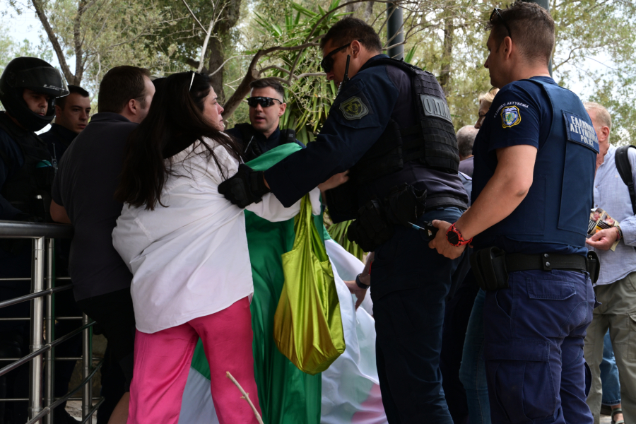 Ελεύθερα τα μέλη της νεολαίας της Νέας Αριστεράς που ύψωσαν ...