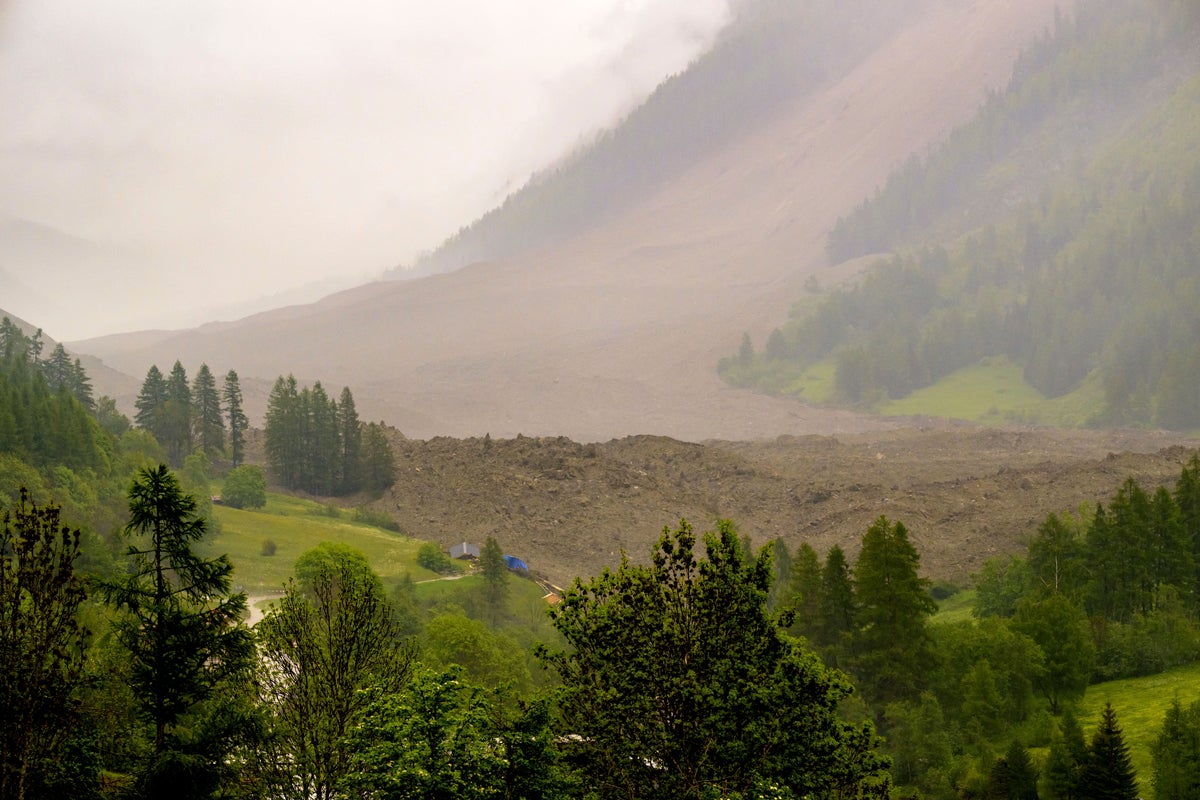 Near miss as rock slide hits evacuated Swiss Alpine village