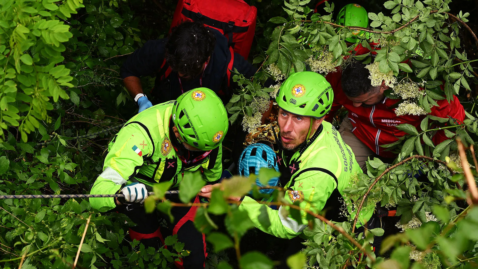 Wielrenner valt in ravijn: foto's van de redding tijdens de Giro d'Italia