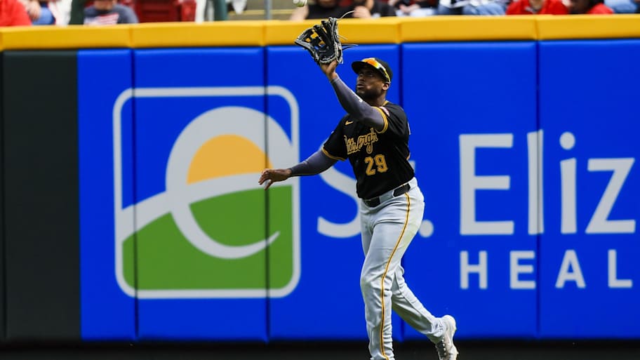 Pirates Outfielder Makes Sensational Running Catch