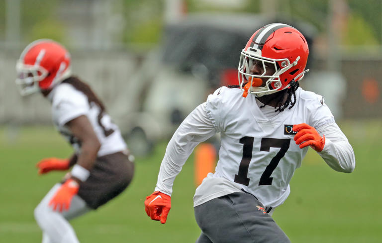 Jerome Baker accepting the mantle of 'old guy' in Browns' young ...