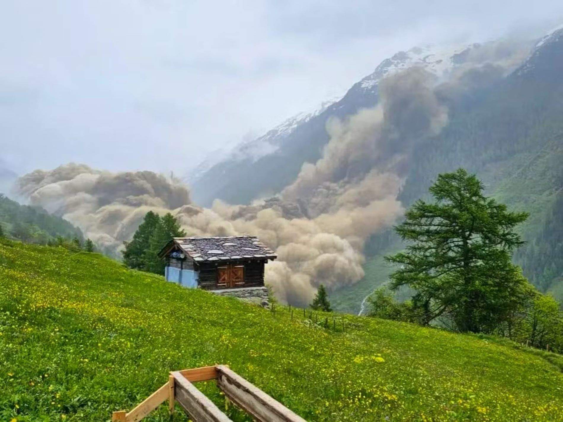 Un espectacular alud de hielo y rocas sepulta el pueblo suizo de ...