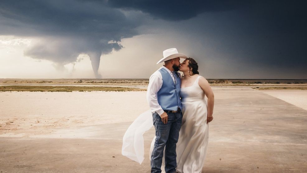 'Moment of epicness': Wedding photographer captures tornado behind ...